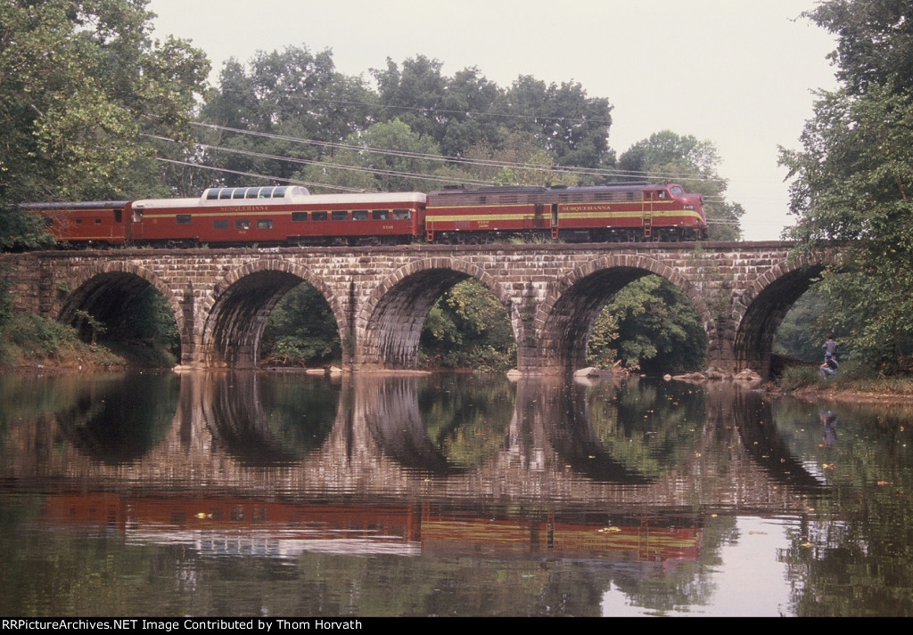 NYSW 2400 leads its consist east towards Dunellen via the NJT's RVL